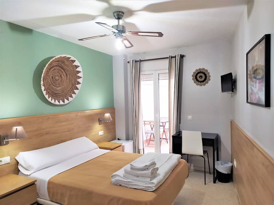 Quarto Duplo, casa de banho partilhada | Camas de colchão Select Comfort, minibar, com decoração personalizada