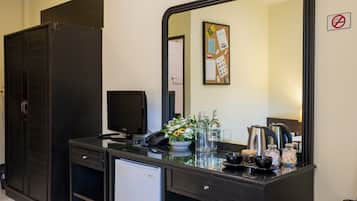 Standard Double or Twin Room | Cofres nos quartos, escrivaninha, espaço de trabalho para notebook