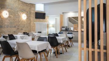 Café da manhã com buffet diário (EUR 12 por pessoa)