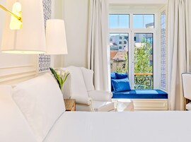 1 quarto, cofre no quarto, secretária