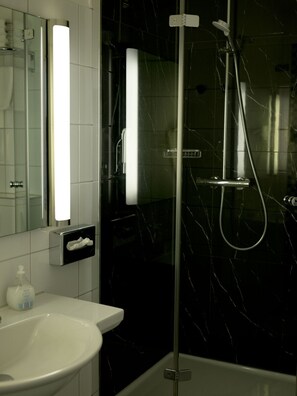 Quarto Triplo | Casa de banho | Um secador de cabelo, chinelos, toalhas fornecidas