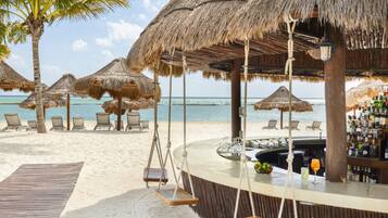 3 bares/lounges, 2 bares na praia, um bar à beira da piscina