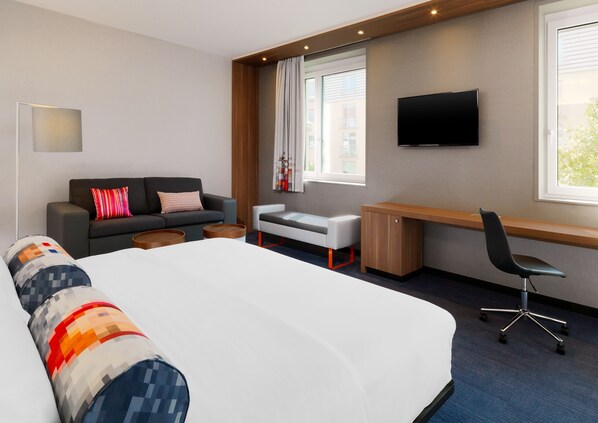 Roupa hipoalergénica, minibar, cofre no quarto, secretária 