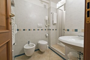 Quarto Duplo ou Twin, Vista para a cidade (Private External Bathroom) | Casa de banho | Um polibã, artigos de higiene pessoal grátis, um secador de cabelo 