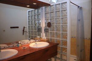 Suíte executiva, 1 cama King, para não fumantes, vista para a piscina | Banheiro | Produtos de toalete grátis, secador de cabelo, toalhas de banho 