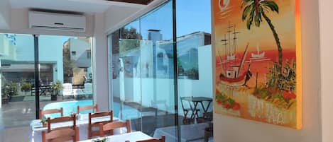 Café da manhã com buffet grátis todos os dias