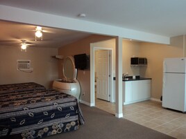 Quarto clássico, 2 camas Queen | Escrivaninha, Wi-Fi de cortesia