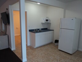 Quarto clássico, 2 camas Queen | Cozinha americana privada | Geladeira, micro-ondas