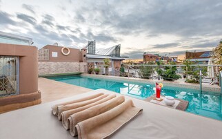 Piscina exterior, espreguiçadeiras 