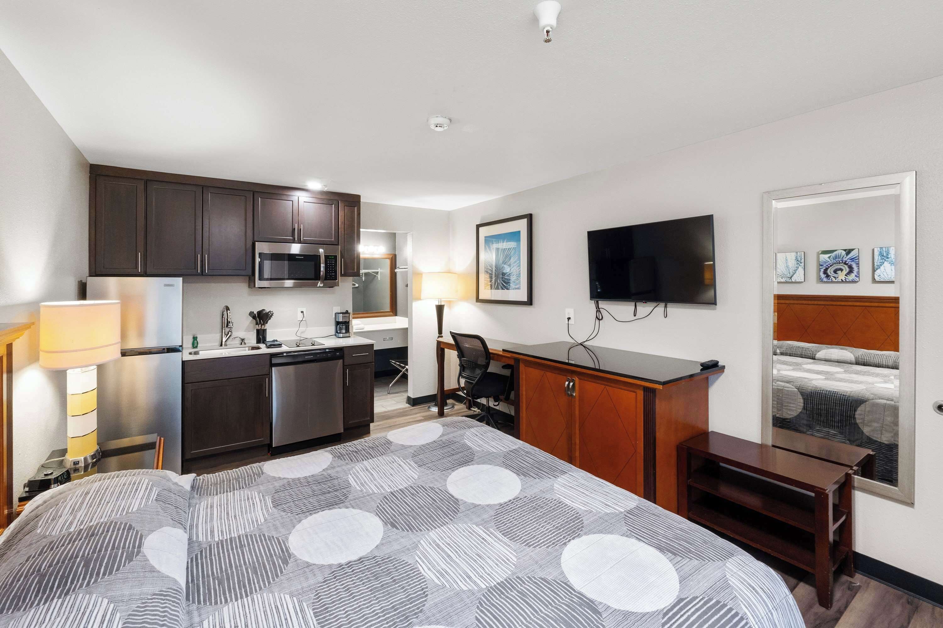 Escrivaninha, ferros/tábuas de passar roupa, roupa de cama