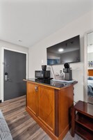 Quarto, 1 cama de casal, para não fumantes | Escrivaninha, ferros/tábuas de passar roupa, roupa de cama