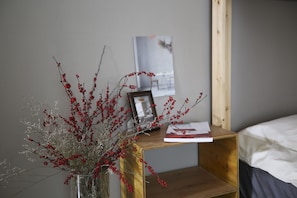 Quarto Quádruplo Deluxe, casa de banho partilhada | Cofre no quarto, com decoração personalizada