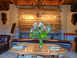 Serviço de café da manhã, almoço, jantar; vistas para o jardim