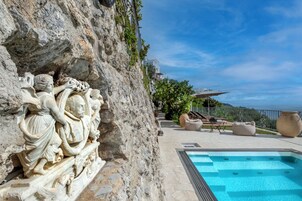 Piscina exterior, da(s) 8:00 à(s) 19:00, guarda-sóis, espreguiçadeiras 