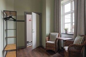 Quarto Duplo, 2 camas individuais, casa de banho privativa | Lençóis de algodão egípcio, cortinas/cortinados opacos, Wi-fi grátis 