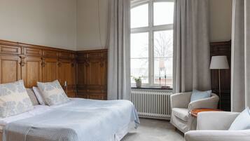 Quarto Duplo, 2 camas individuais, casa de banho privativa | 1 quarto, lençóis de algodão egípcio, cortinas/cortinados opacos