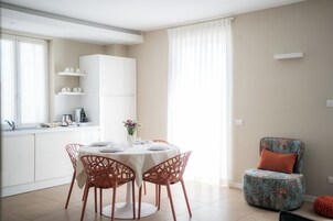 Apartamento, 2 quartos | Cozinha privada | Uma máquina de café expresso, um frigorífico/congelador grande