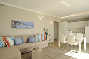 Cobertura, 2 quartos | Sala de estar | TV de tela plana 25 polegadas com canais de TV premium, TV