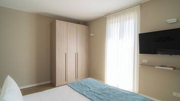 Apartamento, 2 quartos | Roupas de cama premium, edredons de pluma, cofres nos quartos