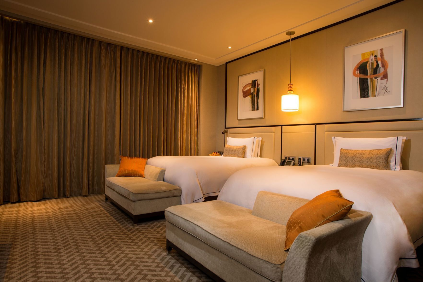 Roupas de cama premium, frigobar, cofres nos quartos, escrivaninha