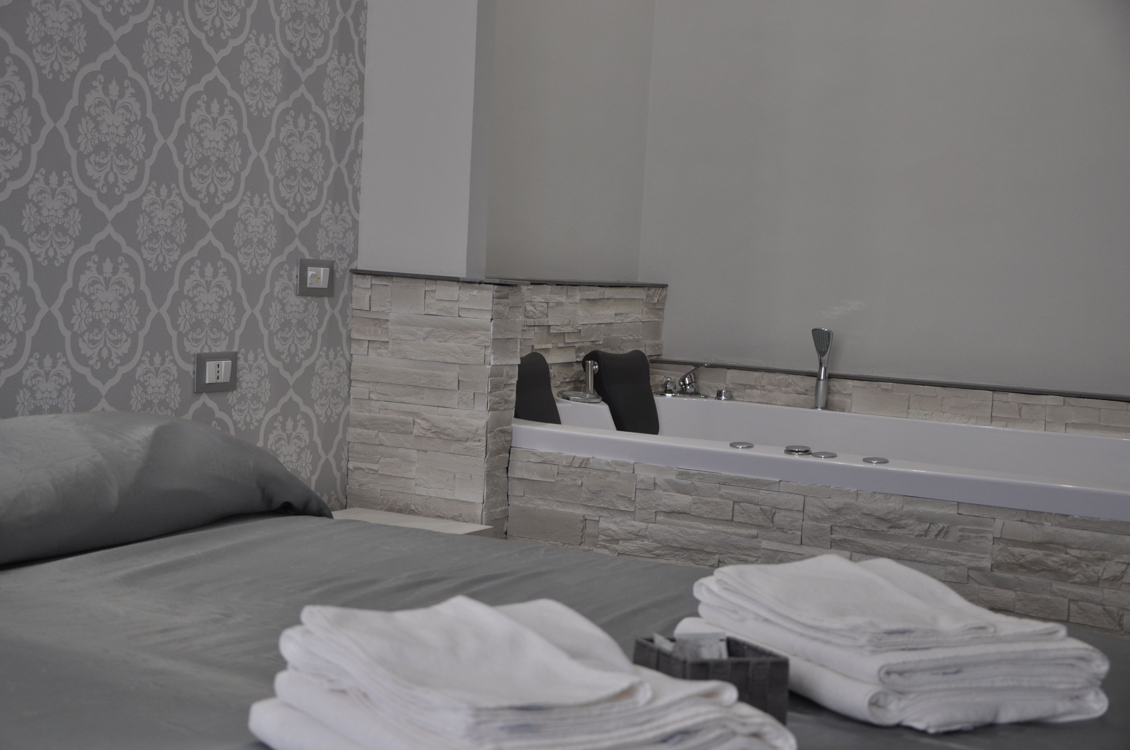 Suíte, banheira de imersão | Frigobar, cofres nos quartos, escrivaninha, quartos à prova de som