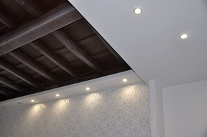 Suite, banheira de hidromassagem grande | Minibar, cofre no quarto, secretária, quartos insonorizados 