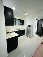 Apartamento, 2 quartos | Cozinha privada | Um frigorífico, um micro-ondas, uma placa de cozinha 
