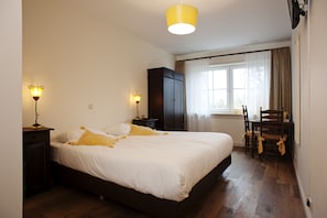 Quarto Standard, casa de banho privativa, junto ao jardim | Edredões de penas, cofre no quarto, com decoração personalizada 