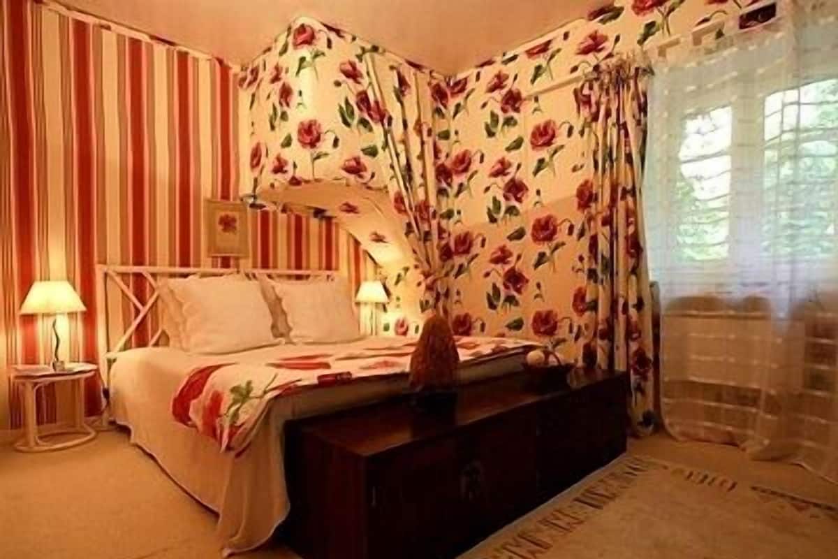 Quarto casal conforto | Escrivaninha, berços grátis, Wi-Fi de cortesia