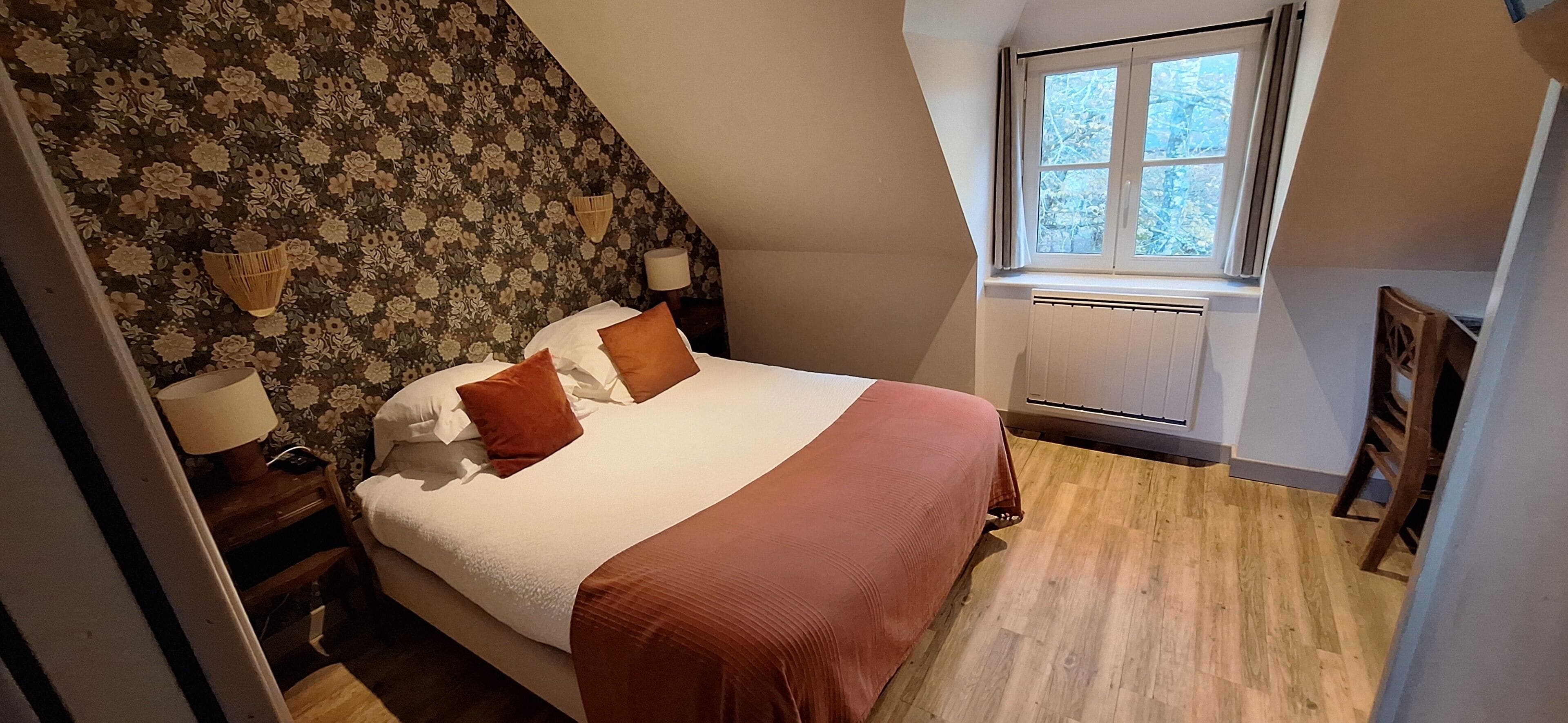 Quarto casal superior | Escrivaninha, berços grátis, Wi-Fi de cortesia