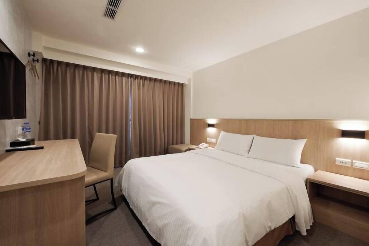 Edredões de penas, secretária, quartos insonorizados