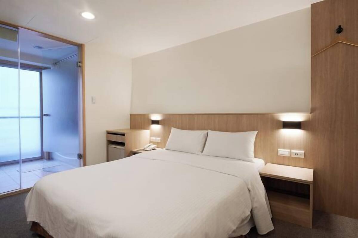 Edredões de penas, secretária, quartos insonorizados