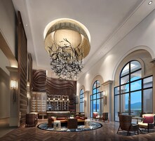 Um hall espaçoso com área de estar central, amplas janelas em arco e um imponente candelabro no teto.