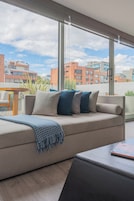 Suite con Terraza 1 King bed, 2 pax | Sala de estar | Televisor de ecrã plano de 42 polegadas com canais via satélite