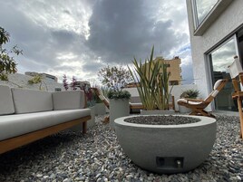 Suite con Terraza 1 King bed, 2 pax | Roupa de alta qualidade, cofre com capacidade para portátil, secretária