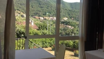 Frigobar, cofres nos quartos, individualmente mobiliados, escrivaninha
