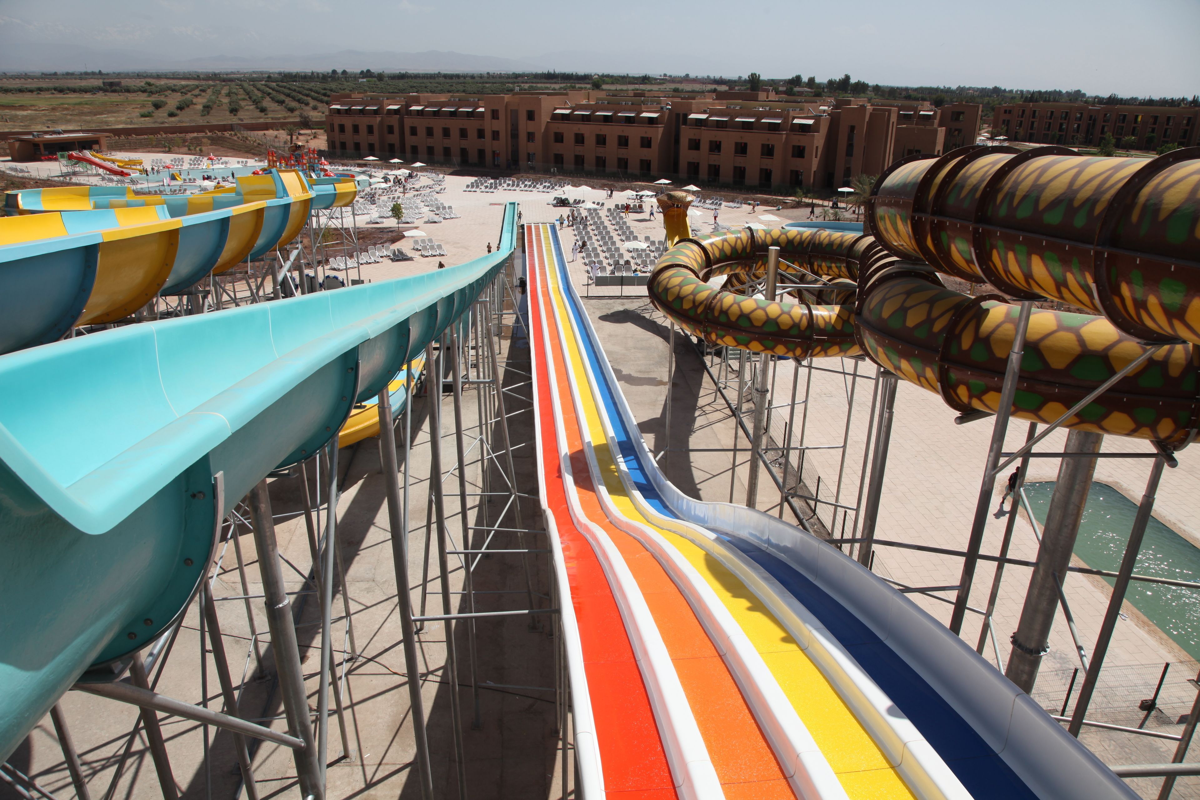 Um parque aquático com várias escorregas e uma área de piscina.