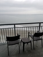 Apartamento em Condomínio Fechado, 3 quartos, varanda, vista para o oceano | Roupa de alta qualidade, edredões de penas, camas de colchão pillowtop 
