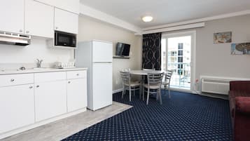 Suite, 2 quartos, cozinha, vista para a piscina (UNIT D3) | Cofre com capacidade para portátil, secretária, ferro/tábua de engomar