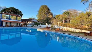 2 piscinas exteriores, espreguiçadeiras