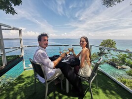 2 restaurantes: servem pequenos-almoços, almoços e jantares
