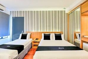 Roupas de cama premium, cofres nos quartos, escrivaninha