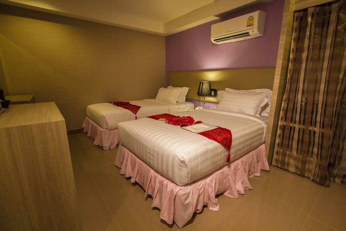 Quarto Twin Standard | Minibar com produtos grátis, cofre no quarto, secretária 