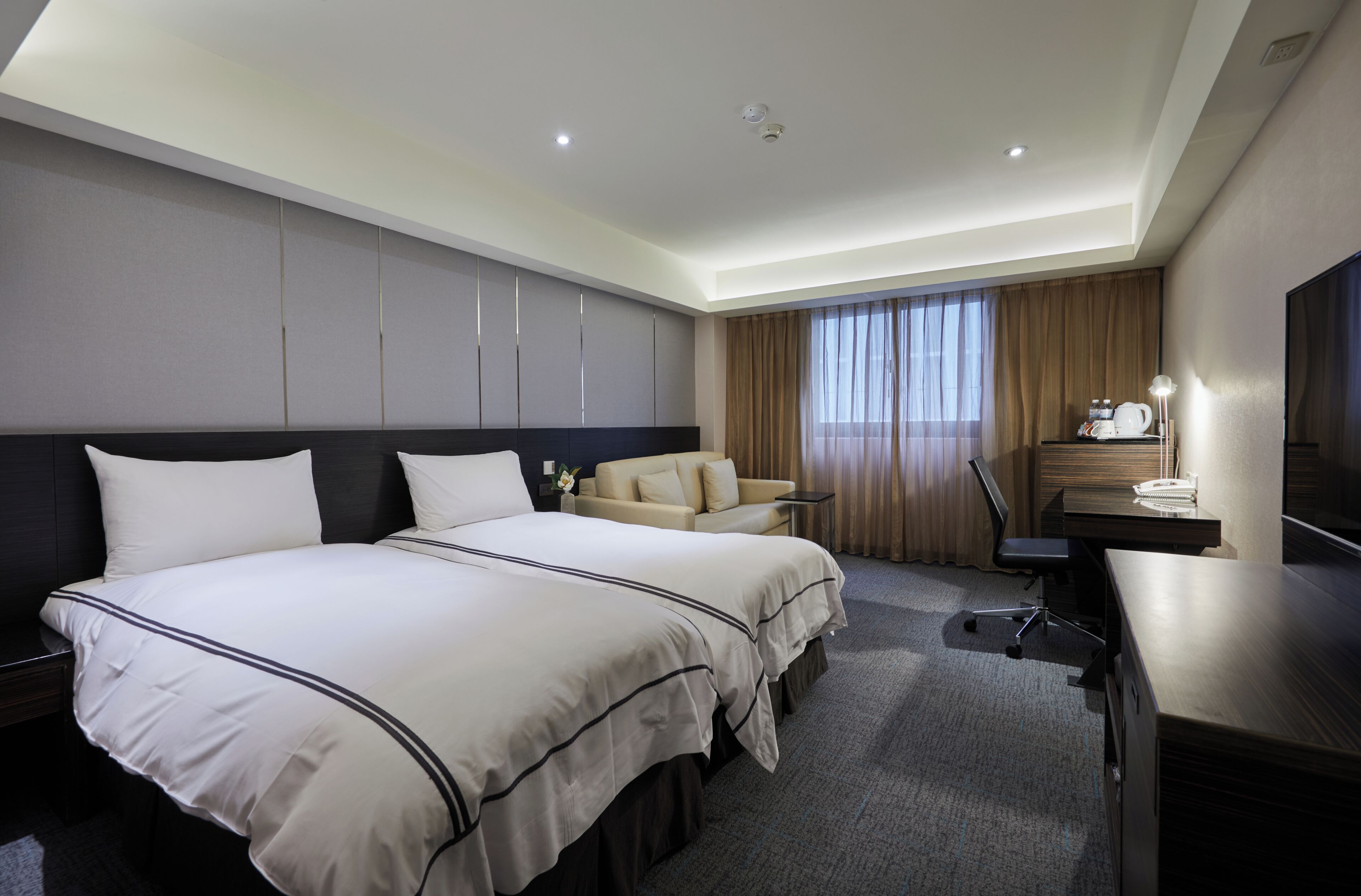 Quarto Empresarial, 2 camas individuais | Roupa de alta qualidade, cofre no quarto, secretária 