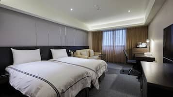 Quarto Empresarial, 2 camas individuais | Roupa de alta qualidade, cofre no quarto, secretária