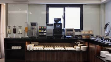 Pequeno-almoço self-service diário (420 TWD por pessoa)