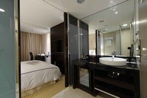 Quarto Duplo Básico, 1 quarto | Cofre no quarto, secretária, cortinas/cortinados opacos 