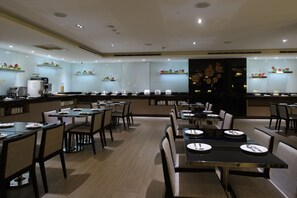 Pequeno-almoço self-service diário mediante uma taxa 