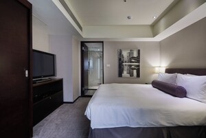 Quarto Cidade | Roupa de alta qualidade, cofre no quarto, secretária 
