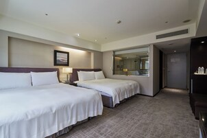 Quarto quádruplo urbano | Roupas de cama premium, cofres nos quartos, escrivaninha